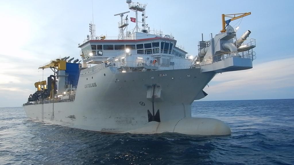 Moderna draga de Jan de Nul opera en el canal principal de Bahía Blanca