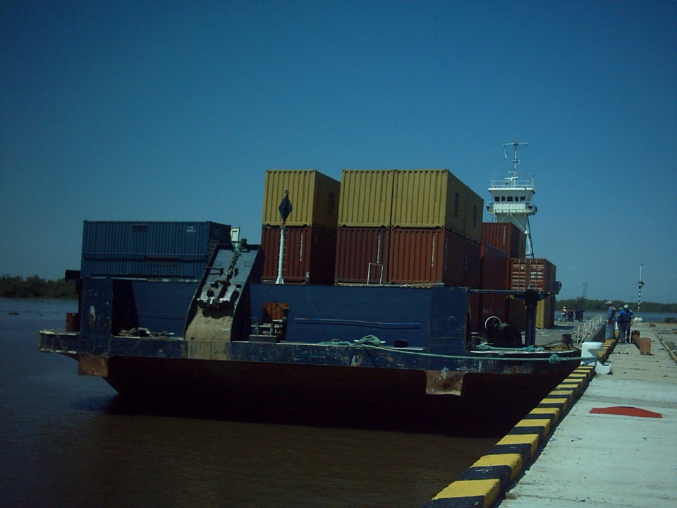 Segundo ingreso de la barcaza portacontenedores